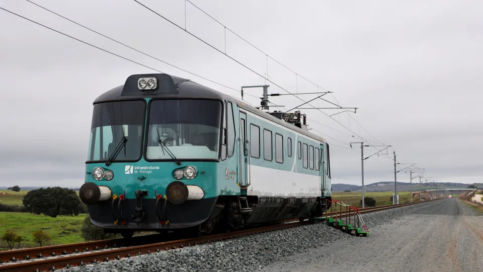 Governo: Ferrovia Évora/Espanha pronta mas comboios só no final do ano